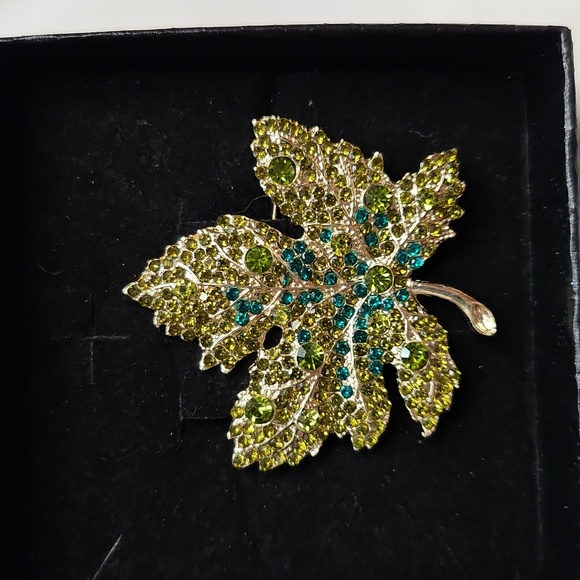 unbranded | Jewelry | Gift Boxed Brooch Pin Gold Green Fall Maple Leaf ...